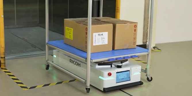 リコー AGV / 物流の自動化で人手不足を解消し搬送業務の効率化と作業負荷軽減を実現 | リコー